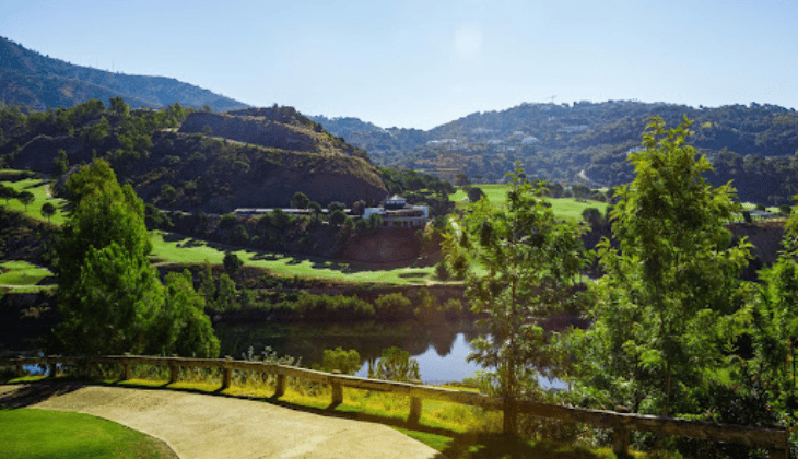 Organise a golf getaway with friends and discover Ronda